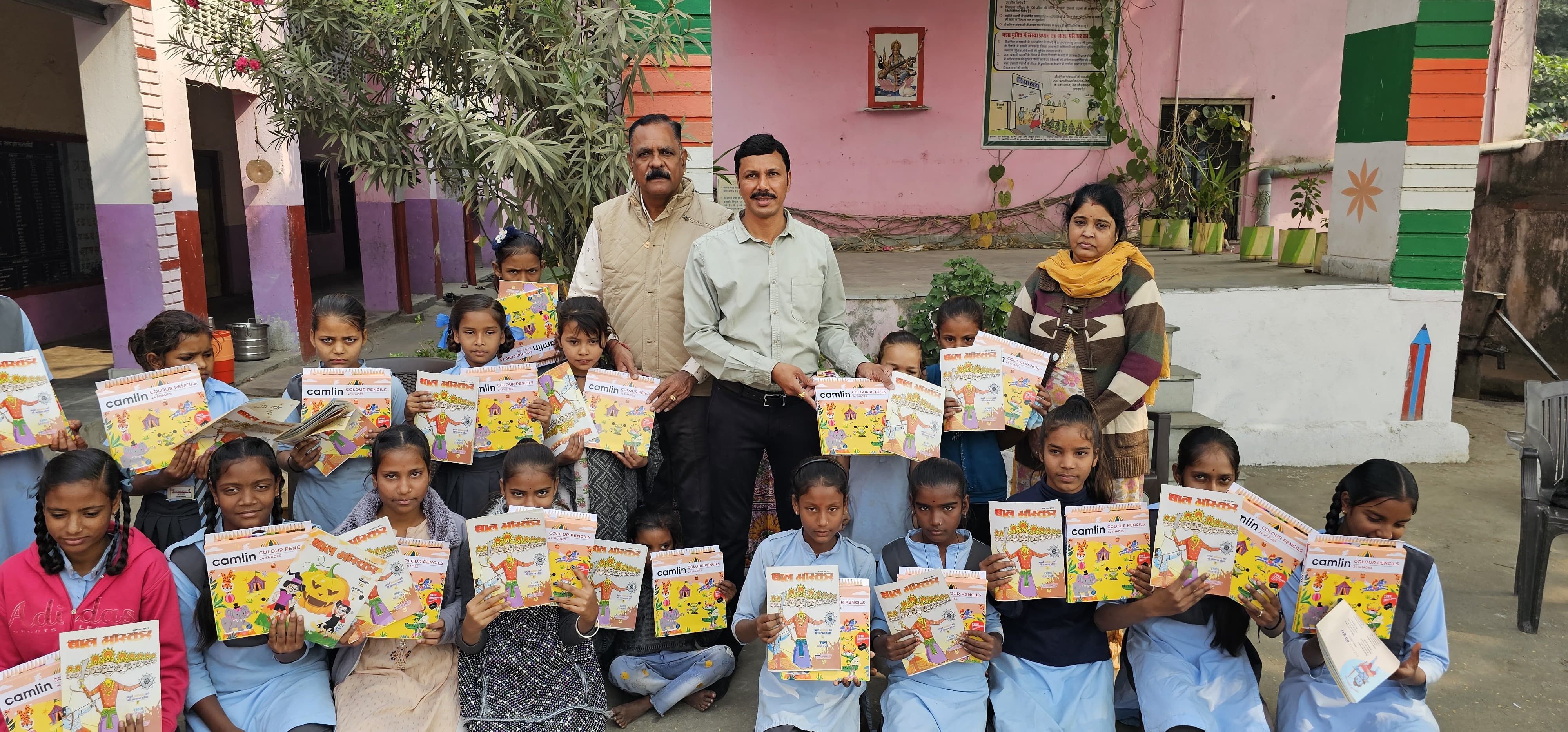 Children were given Bal Bhaskar booklets and color boxes | बच्चों को ...