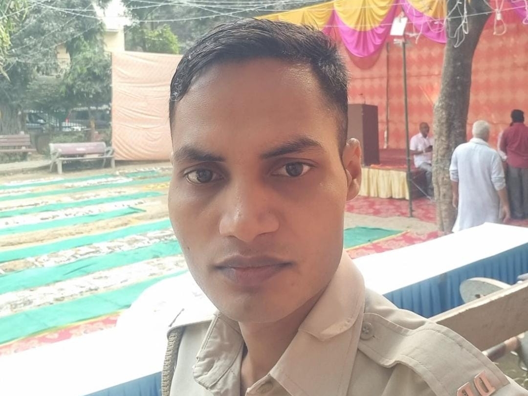 The body wrapped in the tricolor reached the village in Anupshahr ...