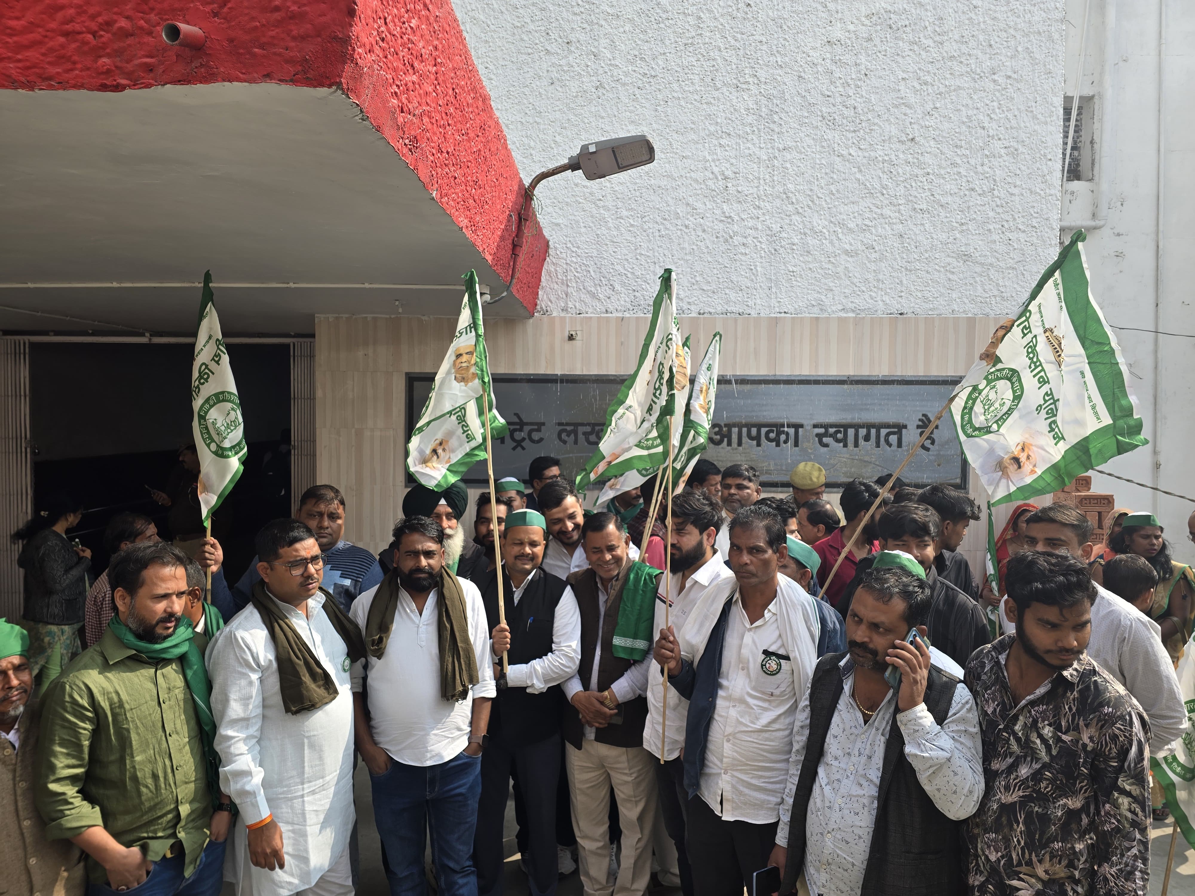 Farmers submitted 10 point memorandum Lucknow DM Office