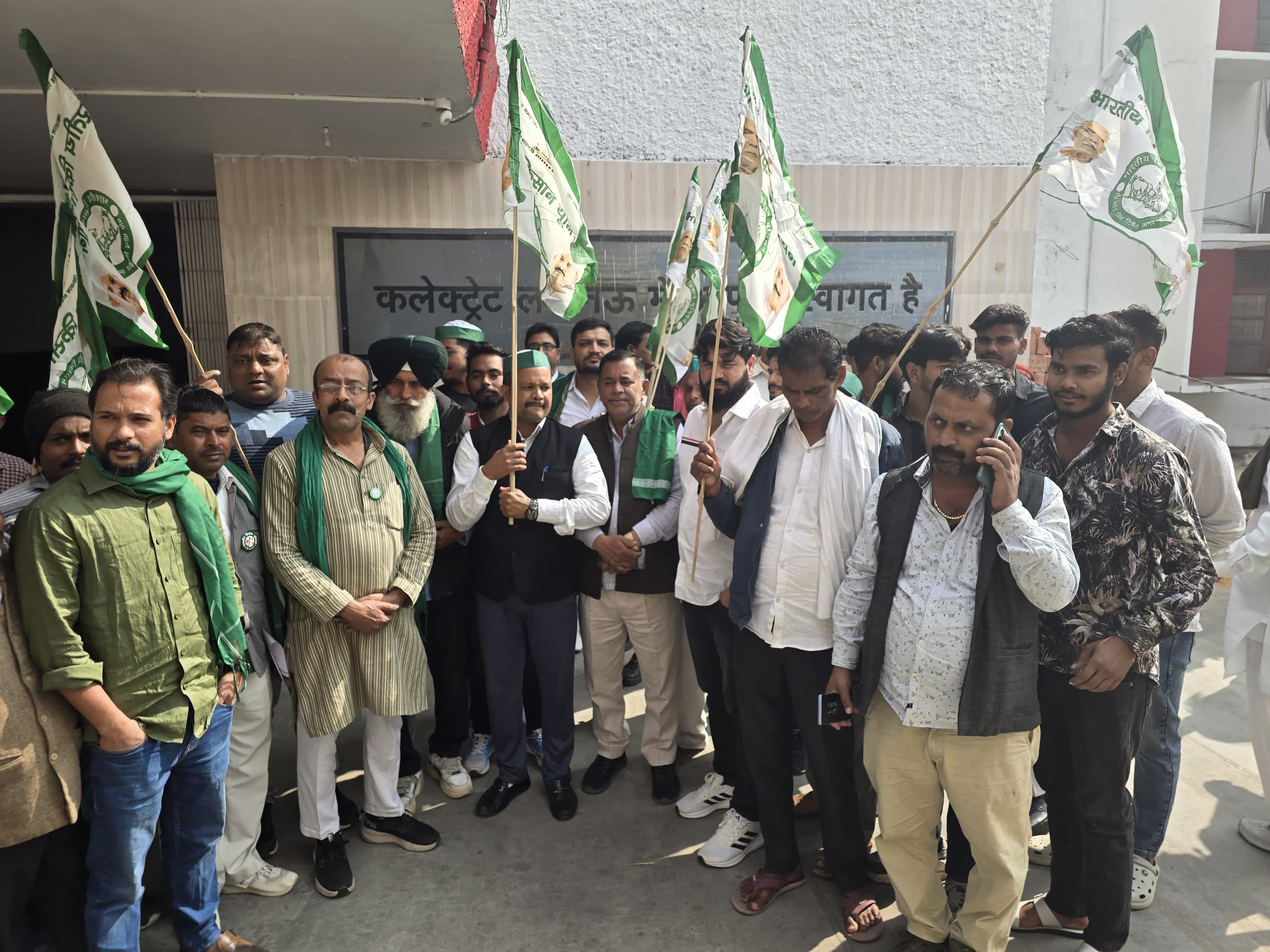 Farmers submitted 10 point memorandum Lucknow DM Office