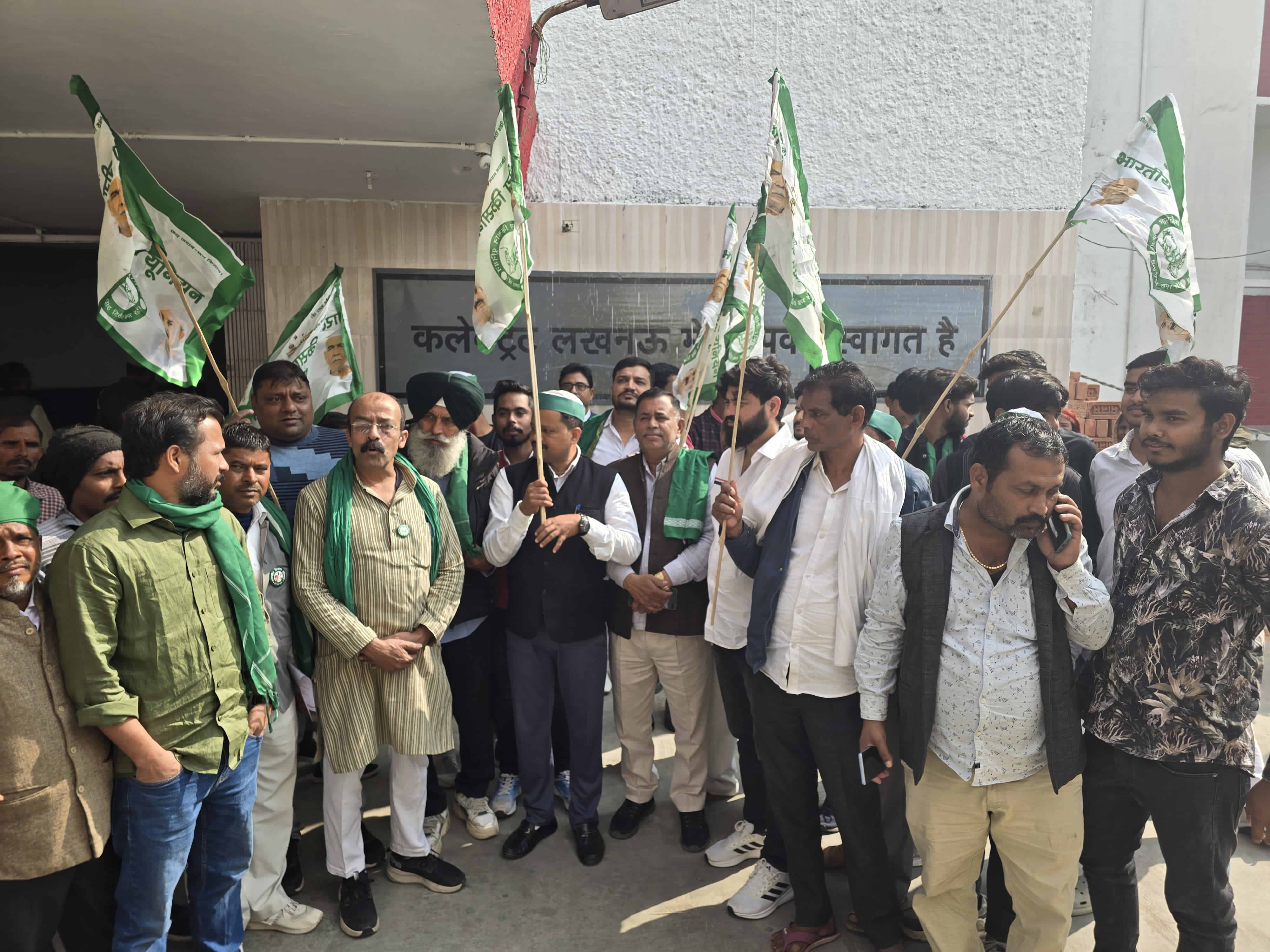 Farmers submitted 10 point memorandum Lucknow DM Office