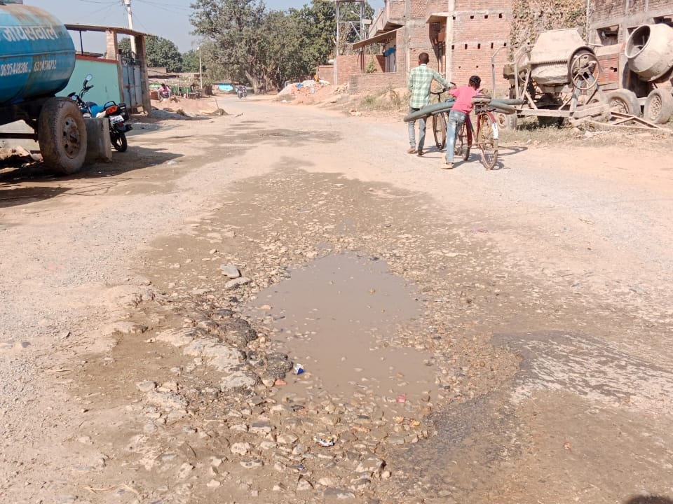 People troubled by broken roads in Babhani | बभनी में टूटी सड़कों से ...