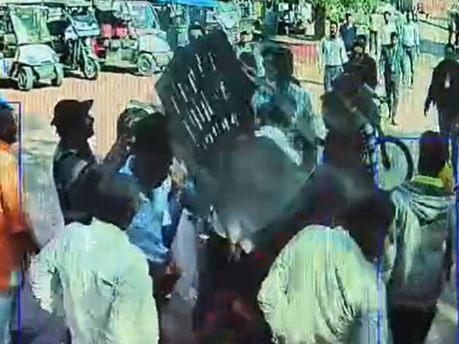 Fight between guides in Taj Mahal parking lot | ताजमहल की पार्किंग में ...