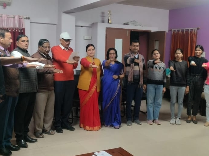 On Human Rights Day, the workers of Abhyas Mandal took oath | अभ्यास मंडल इंदौर के कार्यकर्ताओं ...