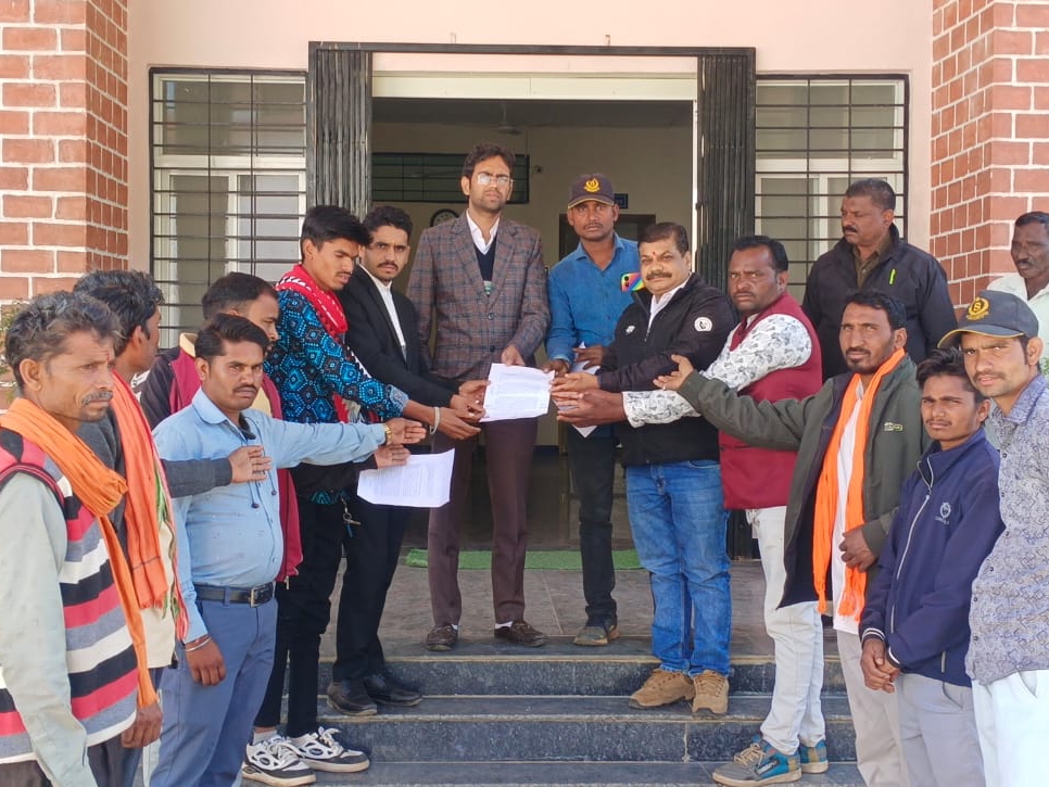 Janjati Vikas Manch submitted a memorandum to the Tehsildar