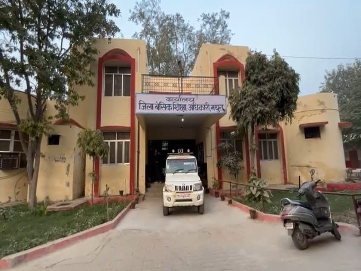 Dispute between BSA and suspended teachers in Mathura | मथुरा में BSA ...