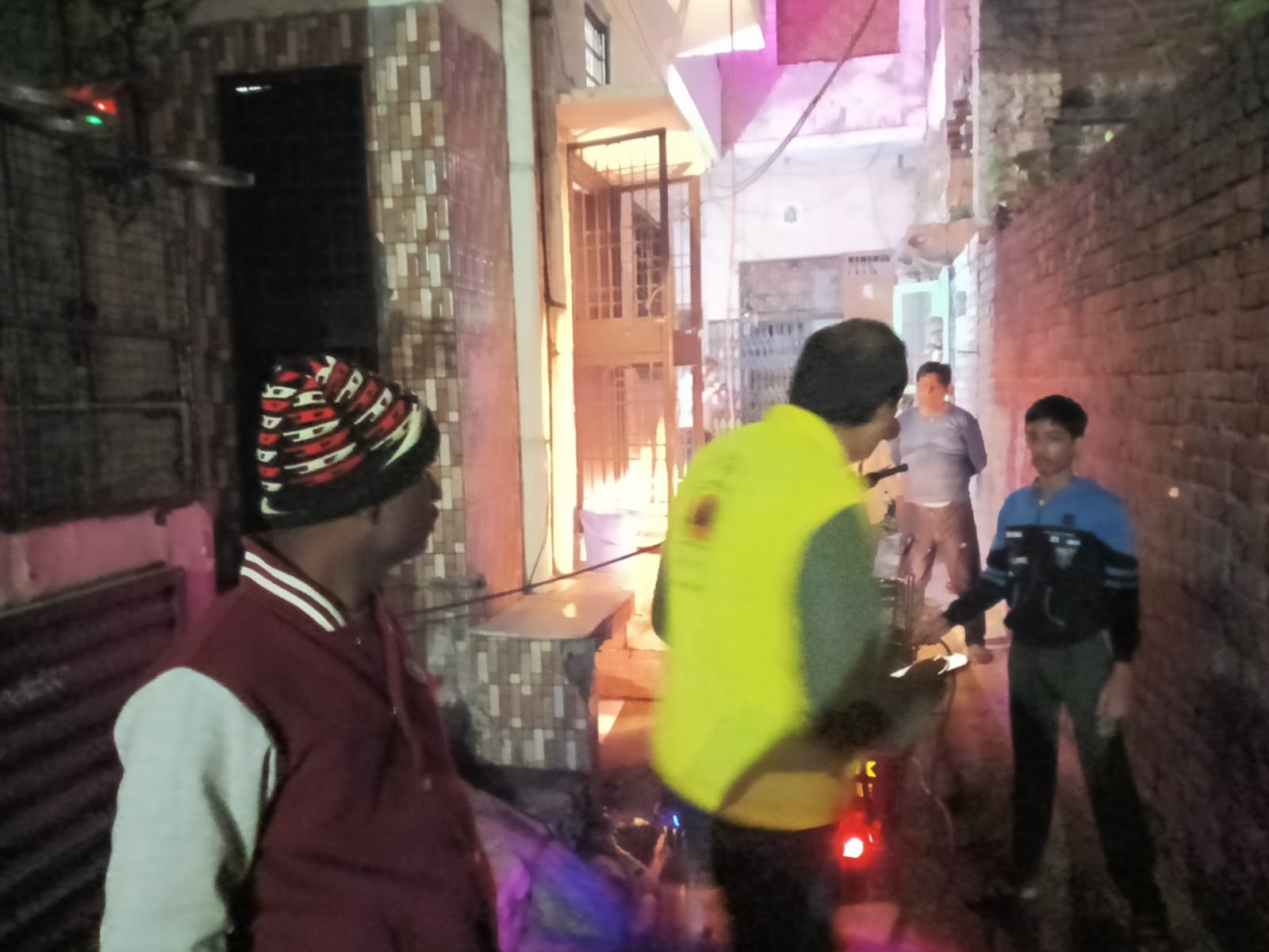 Cylinder exploded in a teacher's house in Bareilly, fire broke out | बरेली में शिक्षिका के घर ...