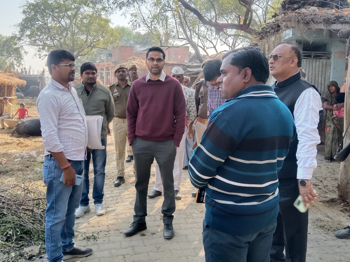 Kaushambi DM arrived to see the settlement of IGRS complaint