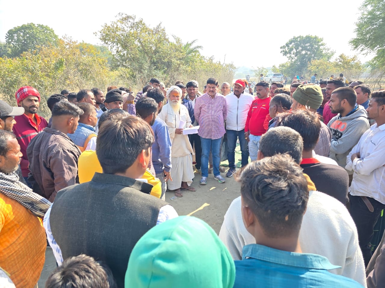 Former minister Tej Narayan Pandey met the farmers in Ayodhya | अयोध्या में पूर्व मंत्री तेज ...