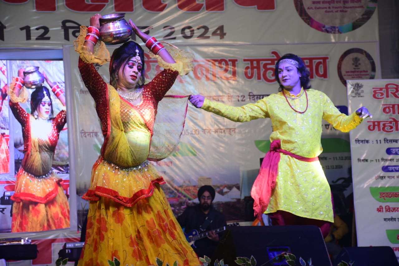 Bhojpuri singer Devi made the devotees dance with her bhajans, the tableaus mesmerized them ...