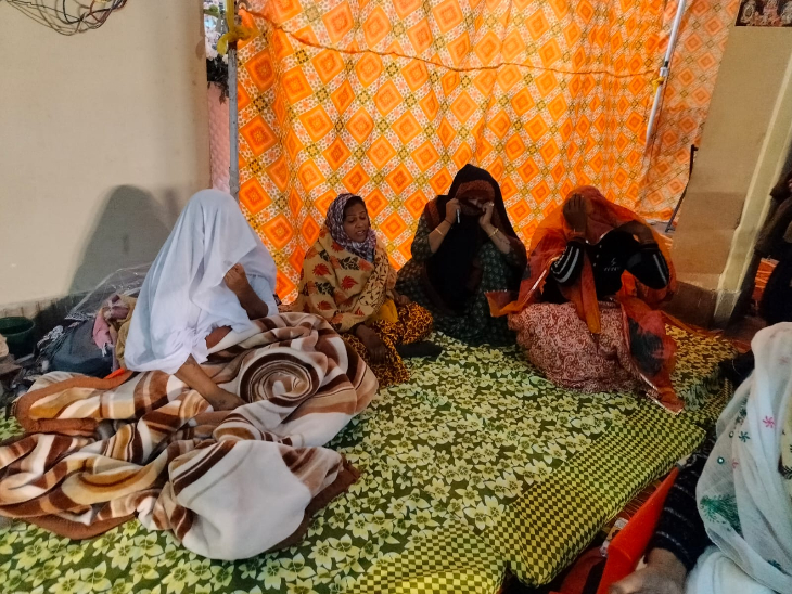 Rajasthan Kota The ritual of making a eunuch the successor, the turban custom of Kota Manisha ...