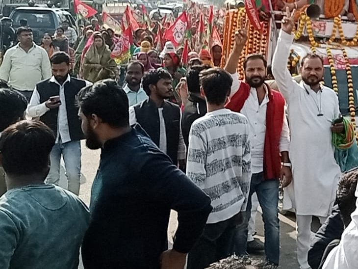 Road show of SP MP Priya Saroj in Pratapgarh | प्रतापगढ़ में सपा सांसद प्रिया सरोज का रोड शो ...