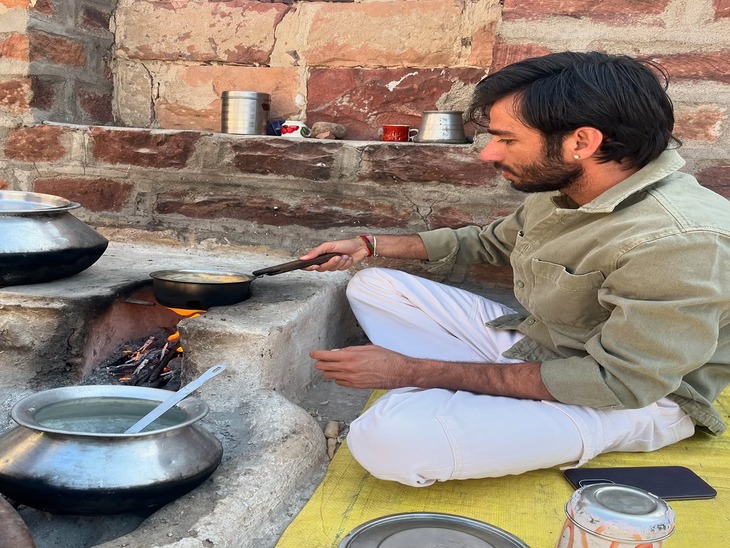 Cricketer Ravi made tea in a desi style | क्रिकेटर रवि ने बनाई देशी ...