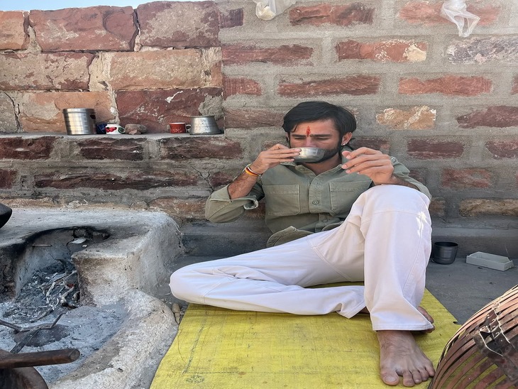 Cricketer Ravi made tea in a desi style | क्रिकेटर रवि ने बनाई देशी ...