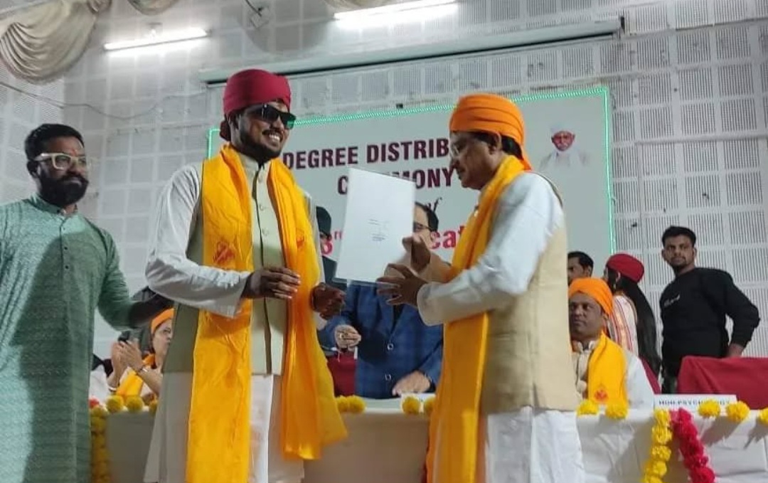 Varanasi Mimicry artist Abhay wrote a poem on BHU | मिमिक्री आर्टिस्ट ...