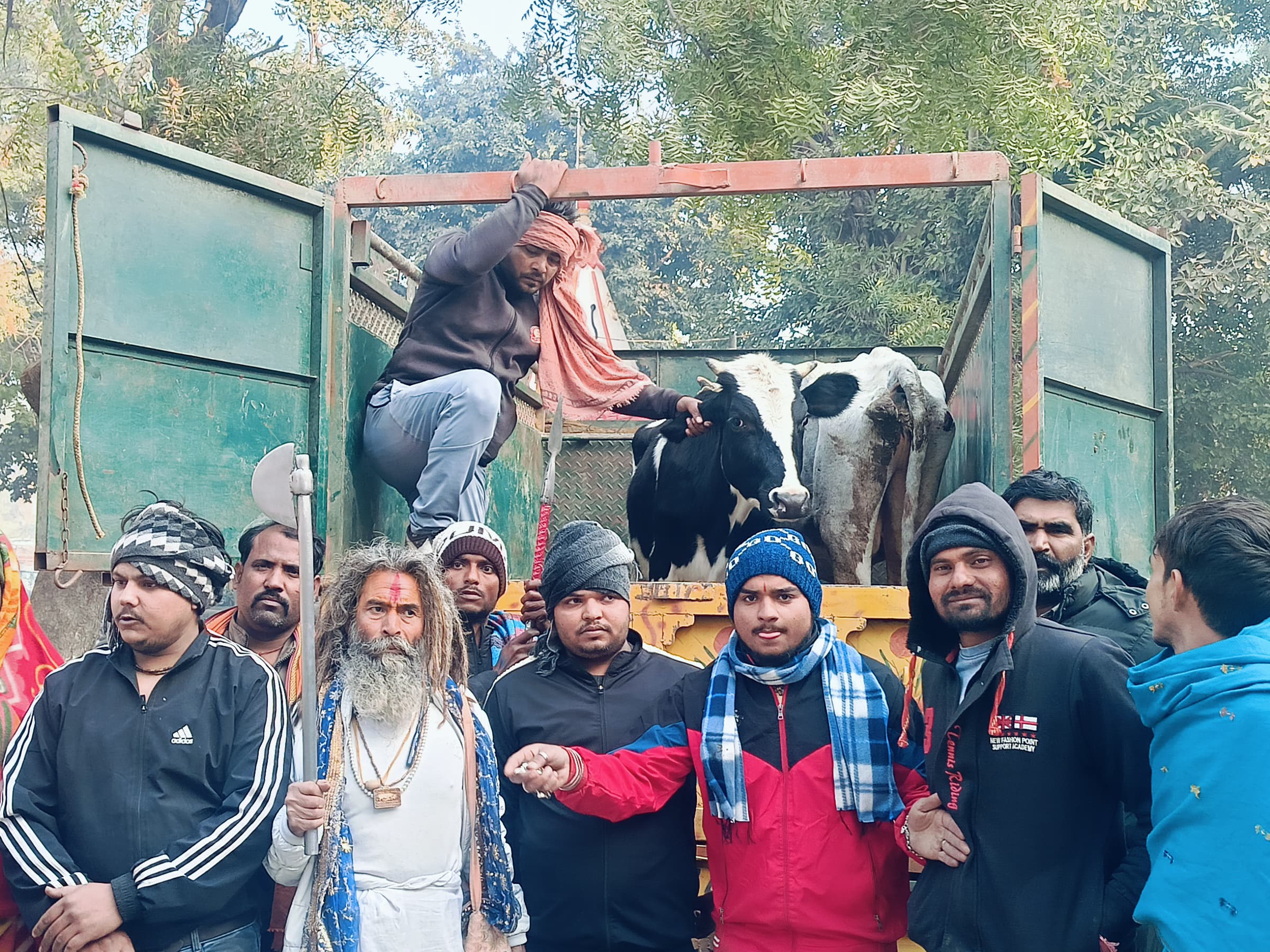 2 cow smugglers arrested in Mathura, 3 cows freed | मथुरा में 2 गौतस्कर ...