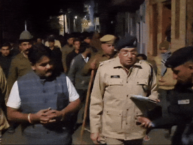 25 lakhs looted from hawala trader by putting chilli powder in his eyes ...