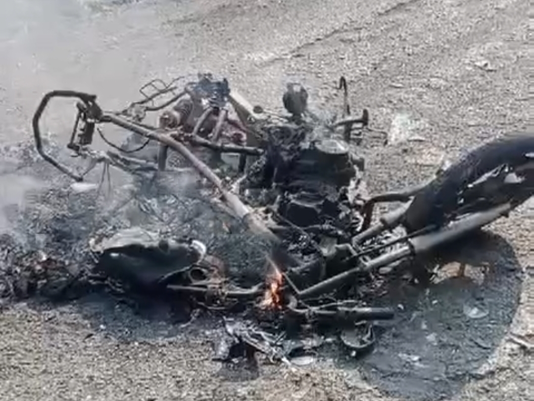 Bike caught fire after being dragged in a road accident | सड़क हादसे ...