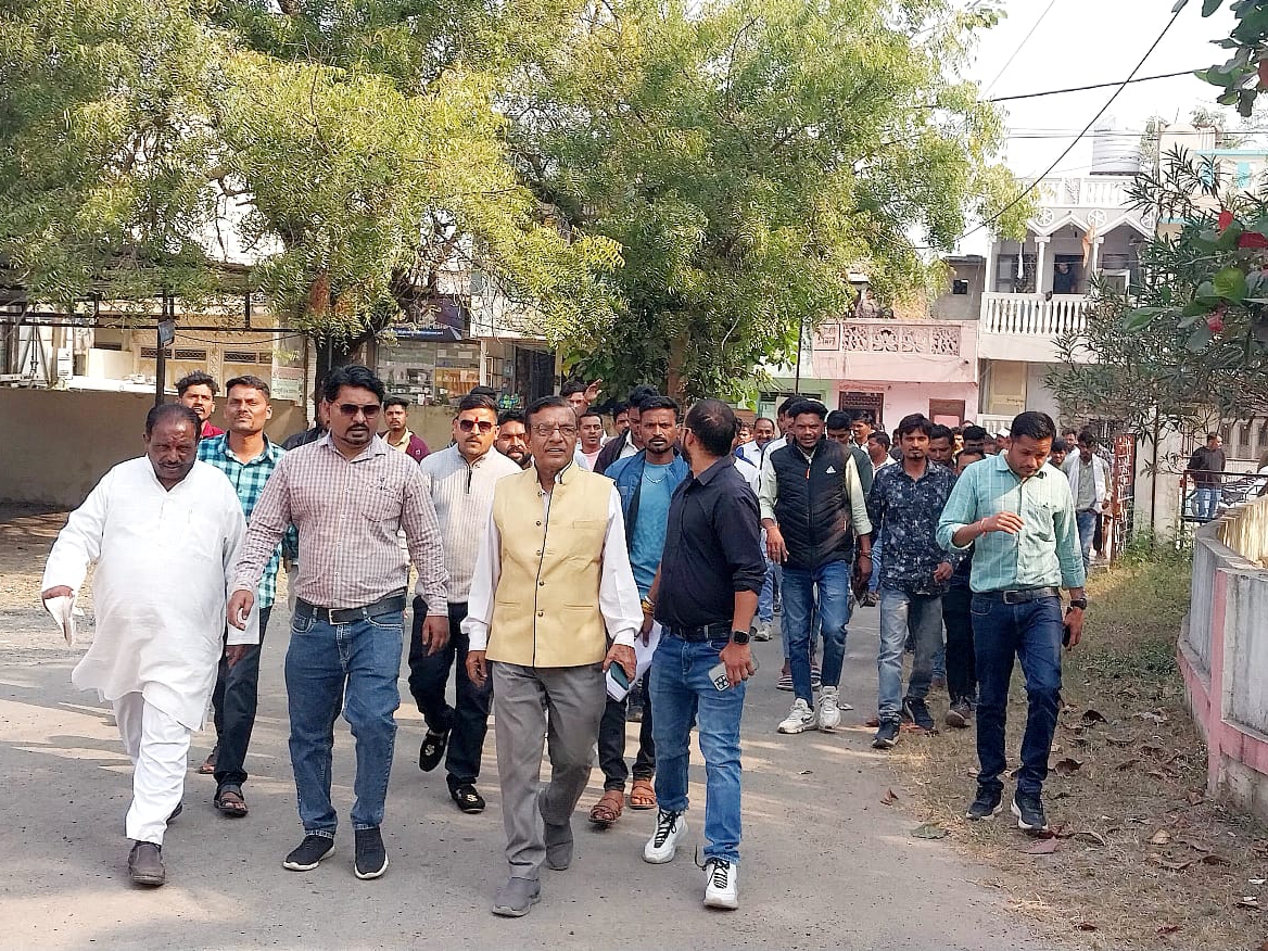 Congress workers reached the SP office by marching on foot and raising ...
