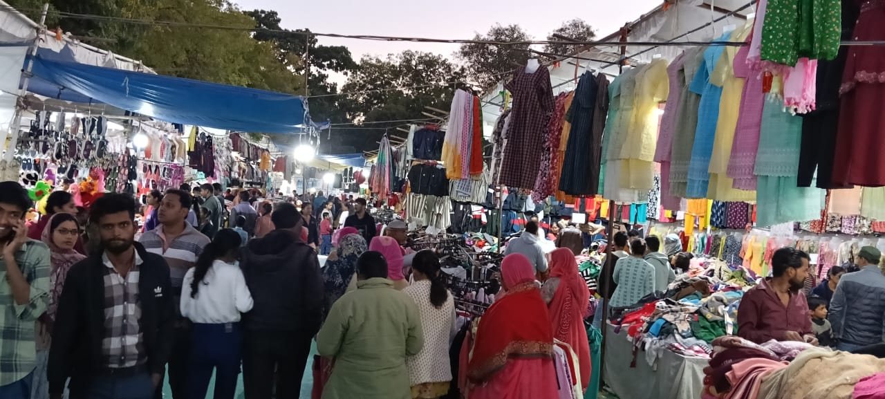 Sunday fun seen in New Year Carnival fair | न्यू ईयर कार्निवाल मेले में ...