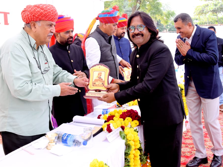 Former king of Rathore felicitated him on behalf of Marwar Rajput Sabha ...