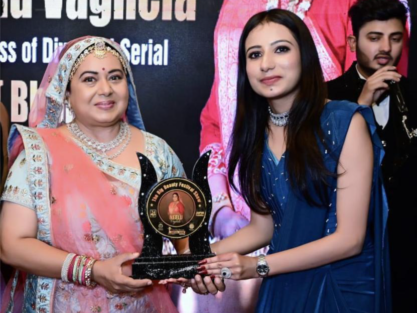 Actress Neelu Vaghela gave a dance performance in the award function ...