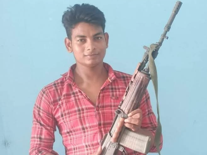 trying to instill fear | बेगूसराय में हथियार के साथ 2 युवक का फोटो ...