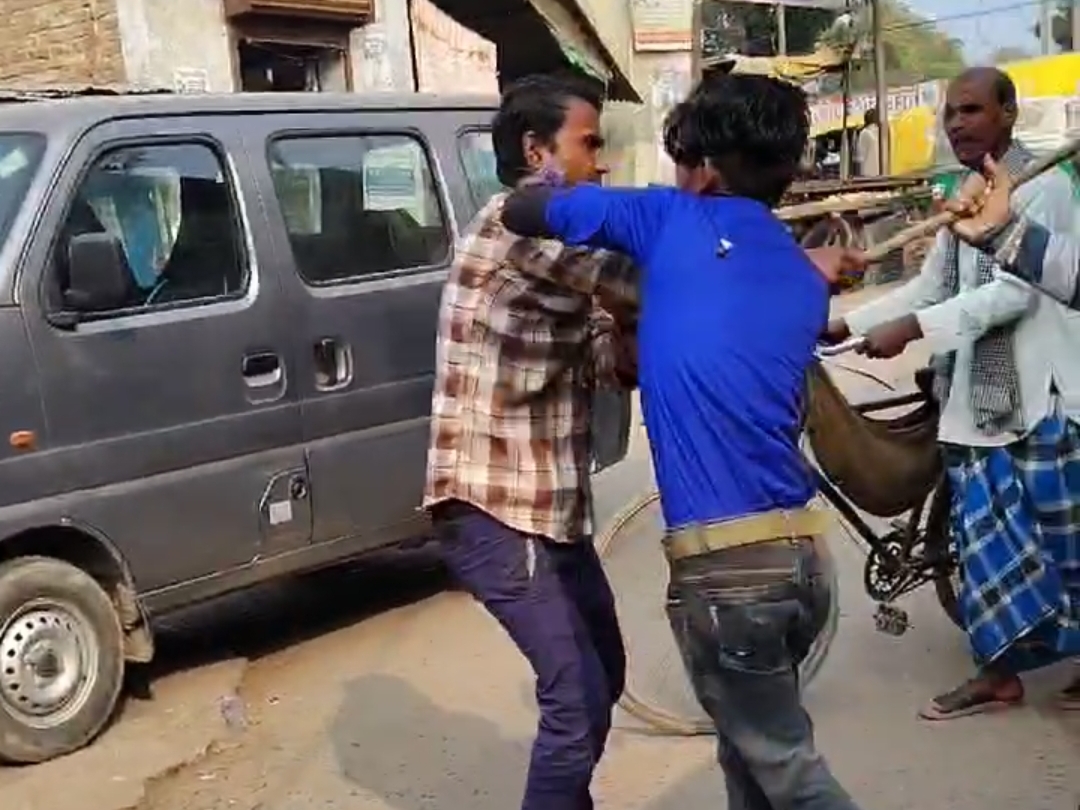 Brother-in-law and sister-in-law fight with sticks and knives in ...