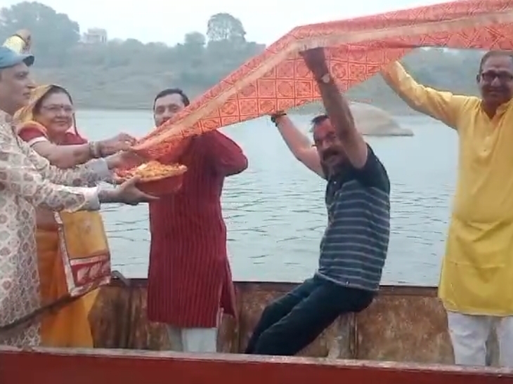 Gujarati Modh merchant society took out Chunari offering procession | गुजराती मोढ़ वणिक समाज ने ...