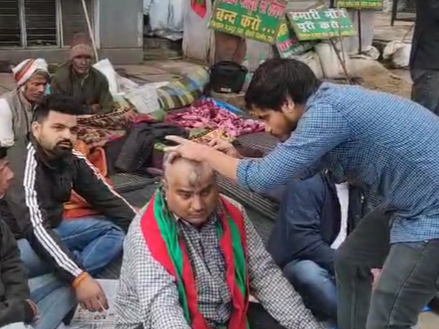 Farmers got their heads shaved in CDO office | किसानों ने सीडीओ ऑफिस ...