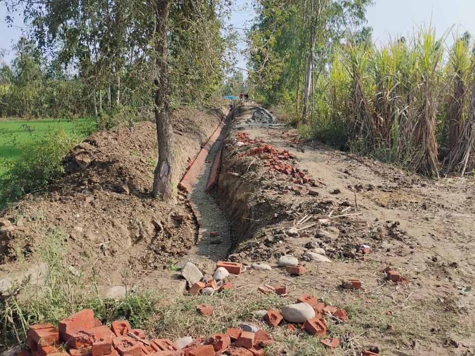 Use of inferior material in canal construction in Bijnor | बिजनौर में ...