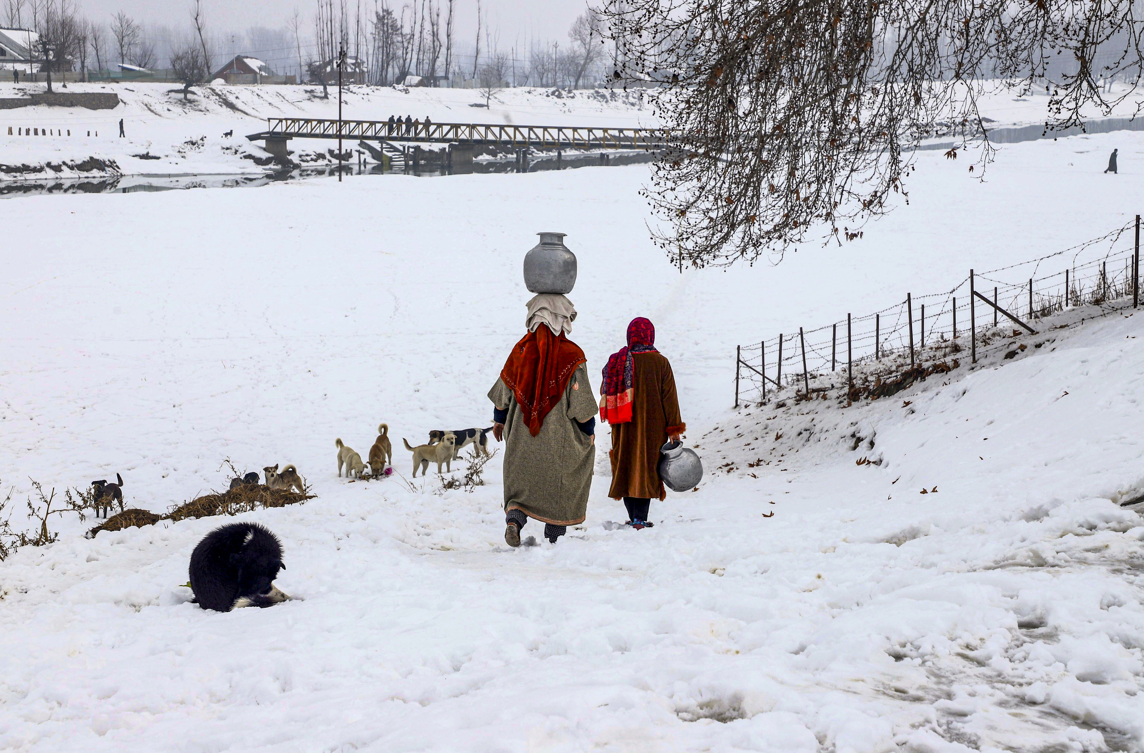 Snowfall in 3 states, tap water turns to ice in Srinagar