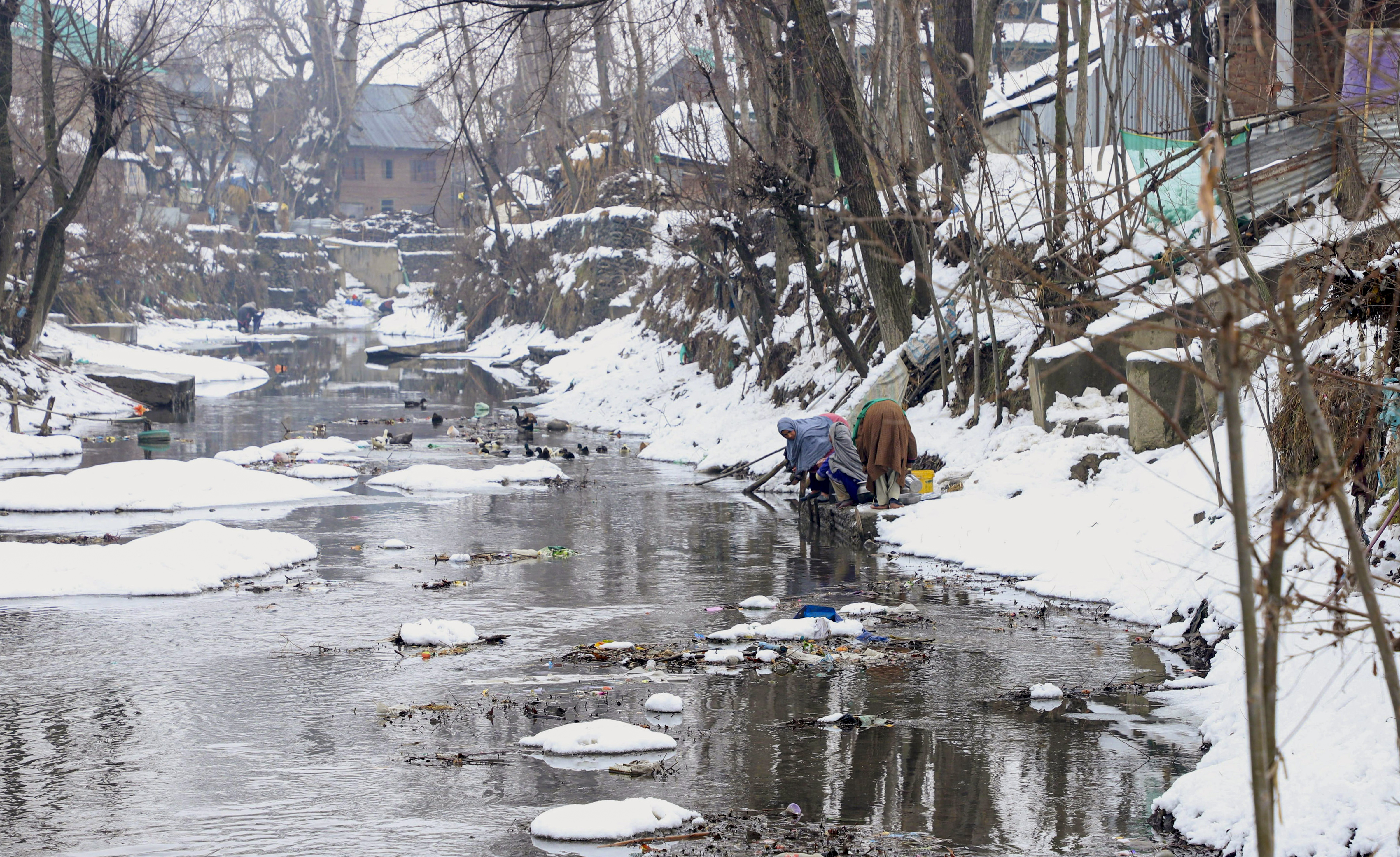 Snowfall in 3 states, tap water turns to ice in Srinagar