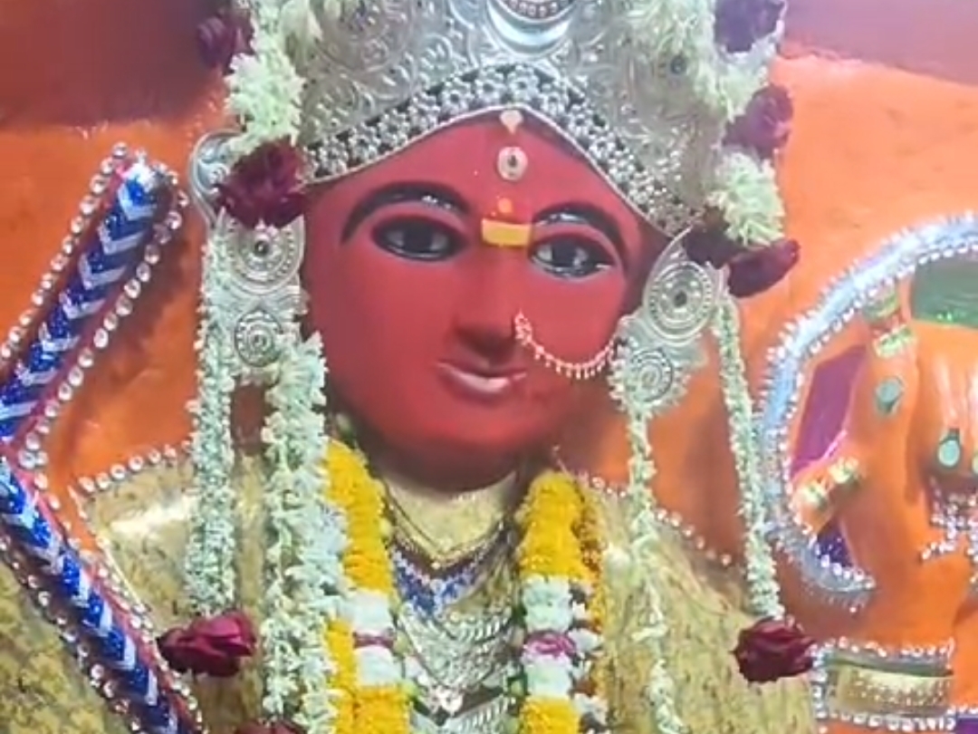 A crowd of devotees gathered at Mata Tekri in Dewas | देवास के माता ...