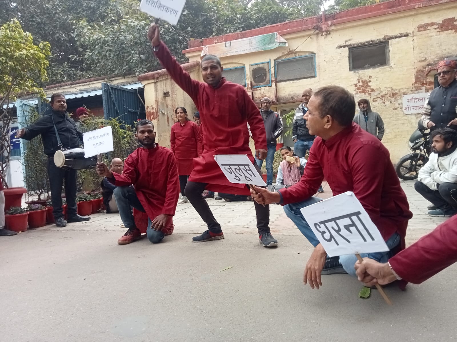 Street play staged on the death anniversary of Safdar Hashmi | सफदर ...
