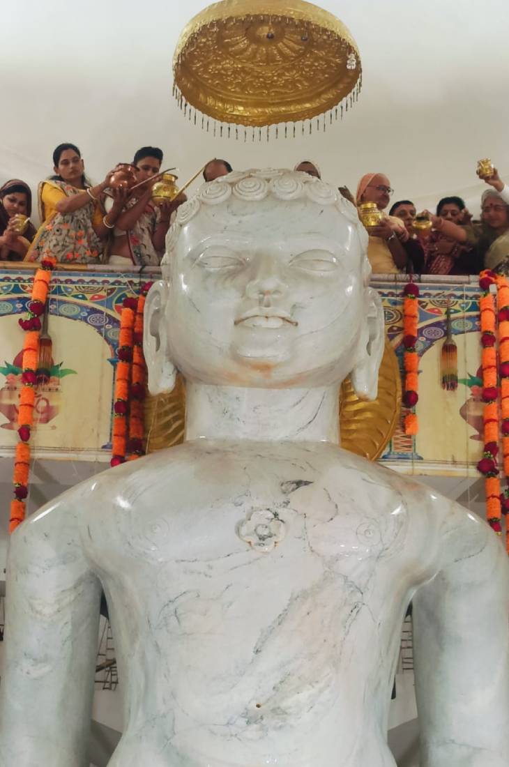 ayodhya. Maha Abhishekam of the huge statue of Lord Rishabhdev in ...