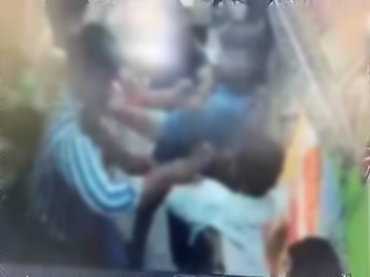 Sonipat Kundli area shopkeeper beaten up by masked youth. | सोनीपत में ...