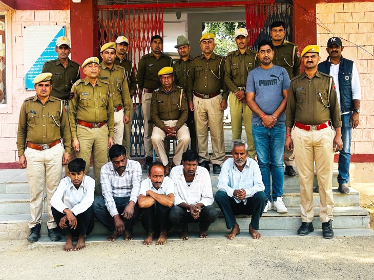 Policeman along with his colleagues robbed a person at gunpoint, 2 ...