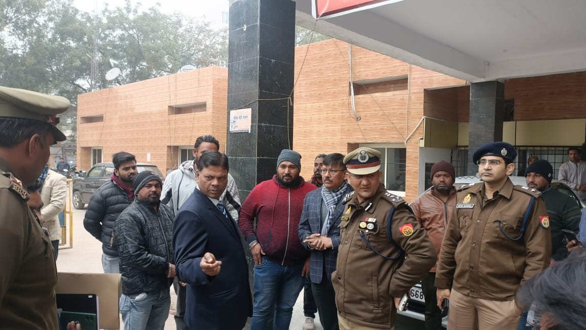 DM reached the RTO office in Lucknow
