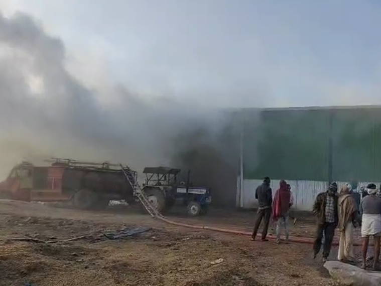 Fire broke out in Gatta factory of Sheopur | श्योपुर के गट्टा फैक्ट्री ...
