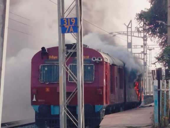 Inspection train burnt at Garhwa Road railway station | गढ़वा रोड रेलवे ...