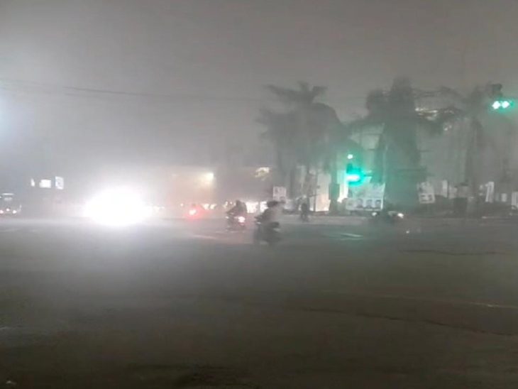 The thickest fog so far at night, visibility 50 meters | रात को छाया अब ...
