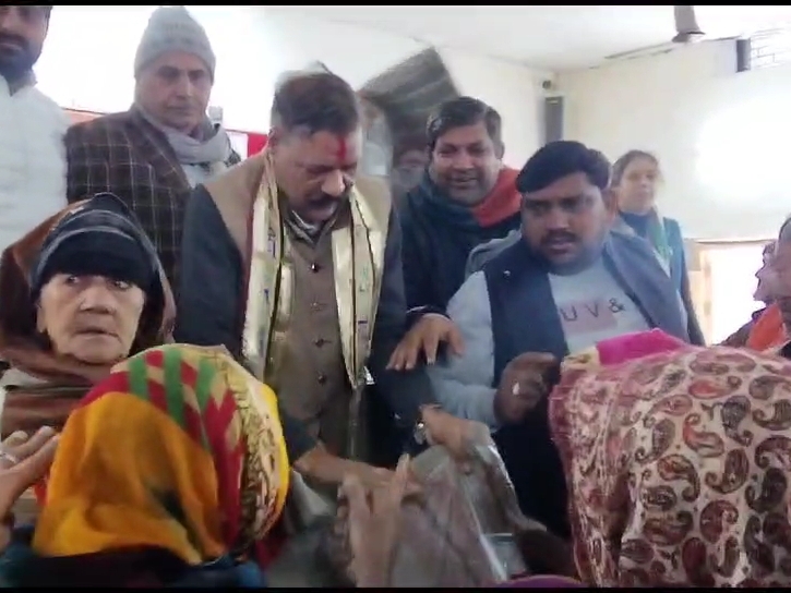MLA Puran Prakash distributed blankets in Raya, Mathura