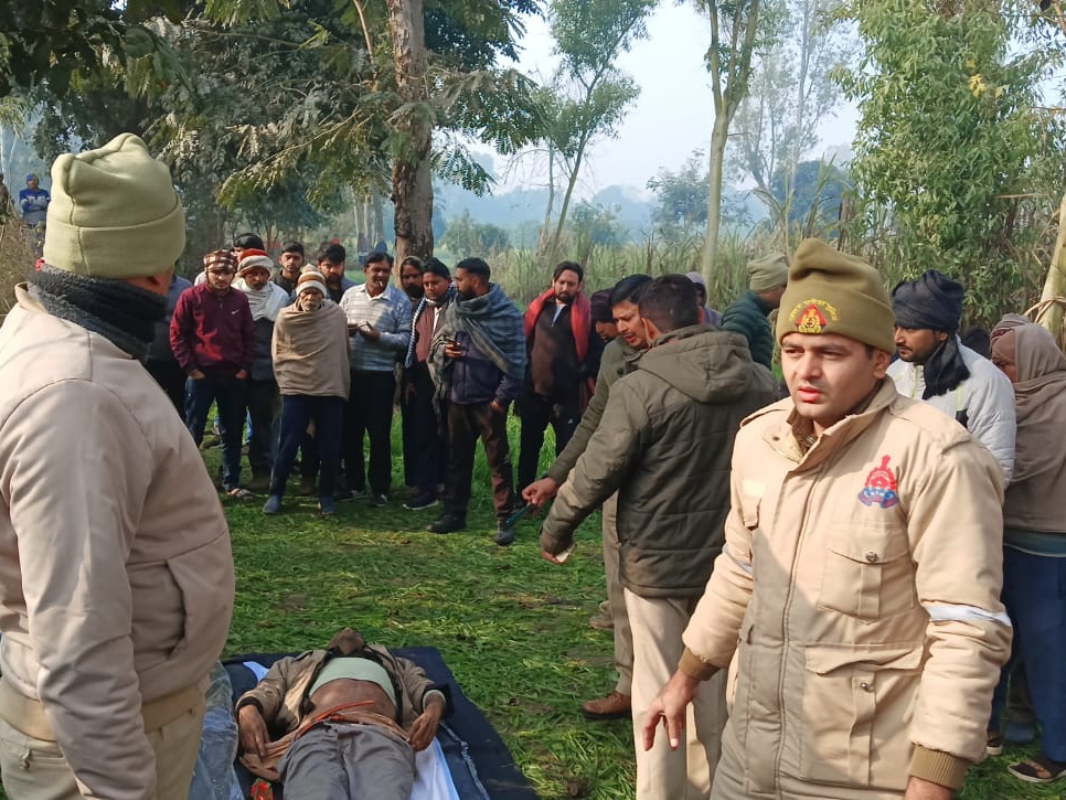 The body of a young man was found near a farm in Hasanpur | हसनपुर में ...