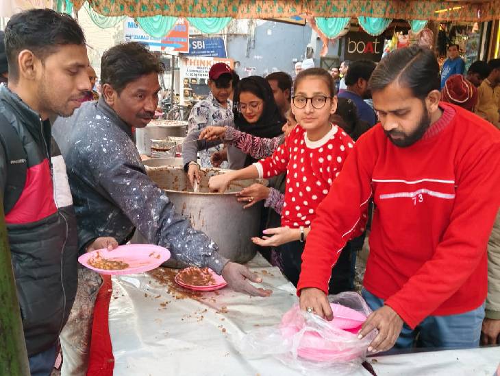 Organizing langar on the occasion of Prakash Parv of Guru Govind Singh ...