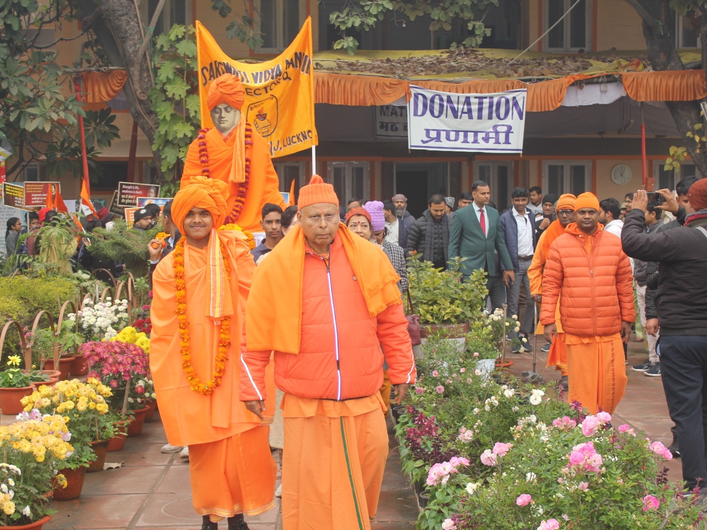 A procession was taken out in Nirala Nagar on National Youth Day