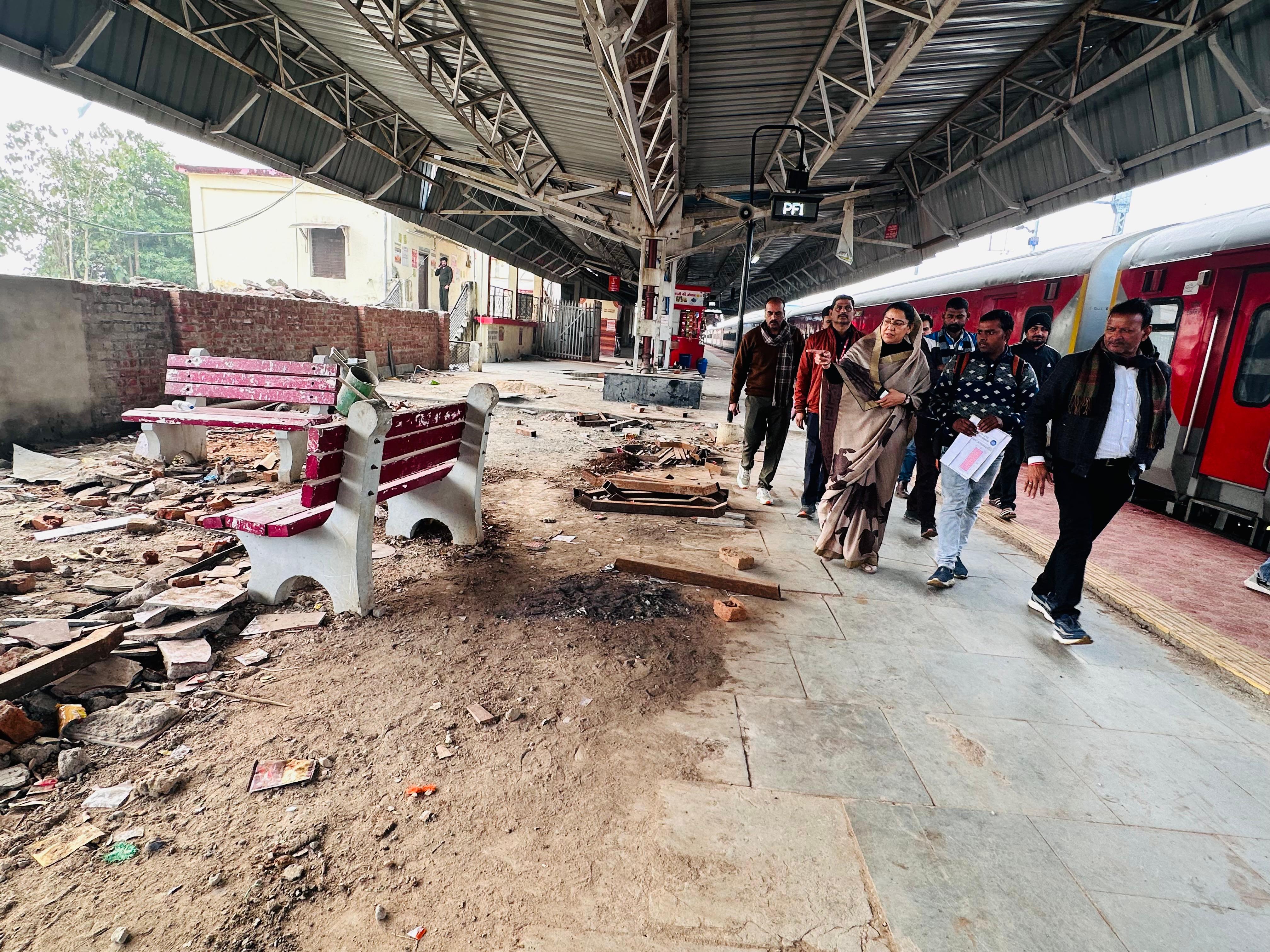 MP Sandhya Rai inspected Bhind railway station