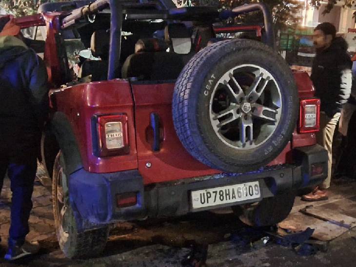 Thar crashed into a parked truck in Kanpur | कानपुर में खड़े ट्रक में ...
