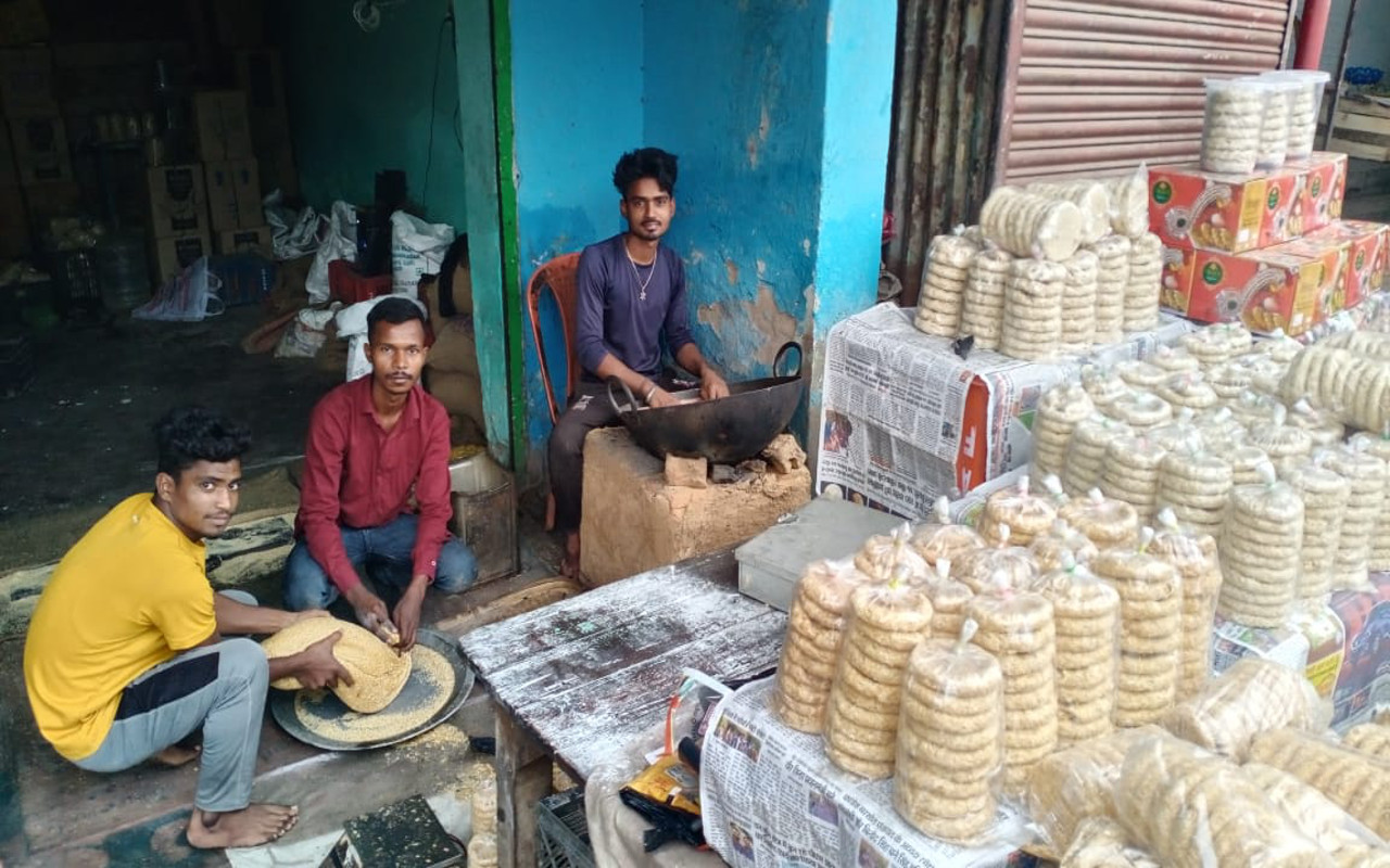 Tilkut shops decorated in cities for Makar Sankranti, selling at Rs 200 ...