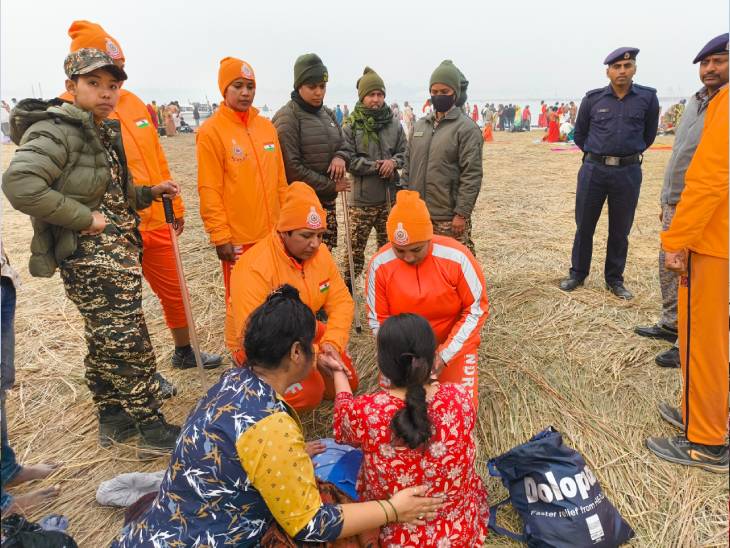 Prayagraj Maha Kumbh Boat capsized in Sangam NDRF rescue | संगम में नाव डूबी, परिवार के 6 लोगों ...